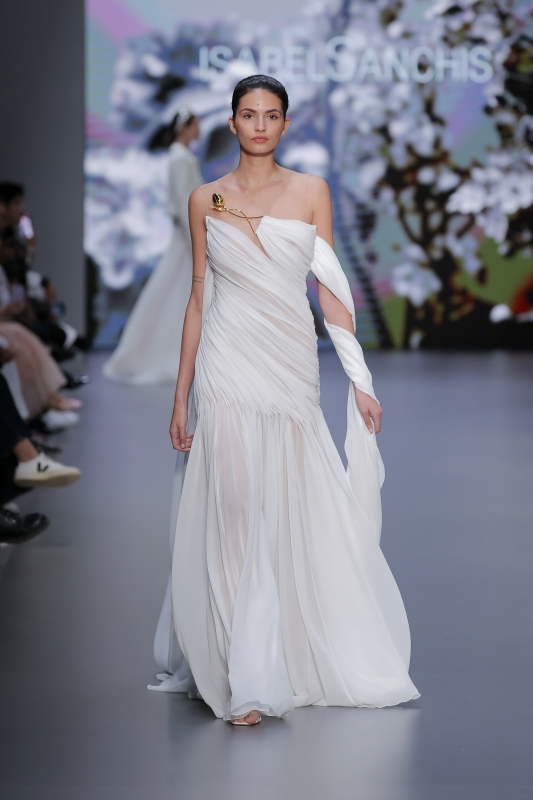 BBFW24: Isabel Sanchís sorprende con su colección más versátil haciendo ...